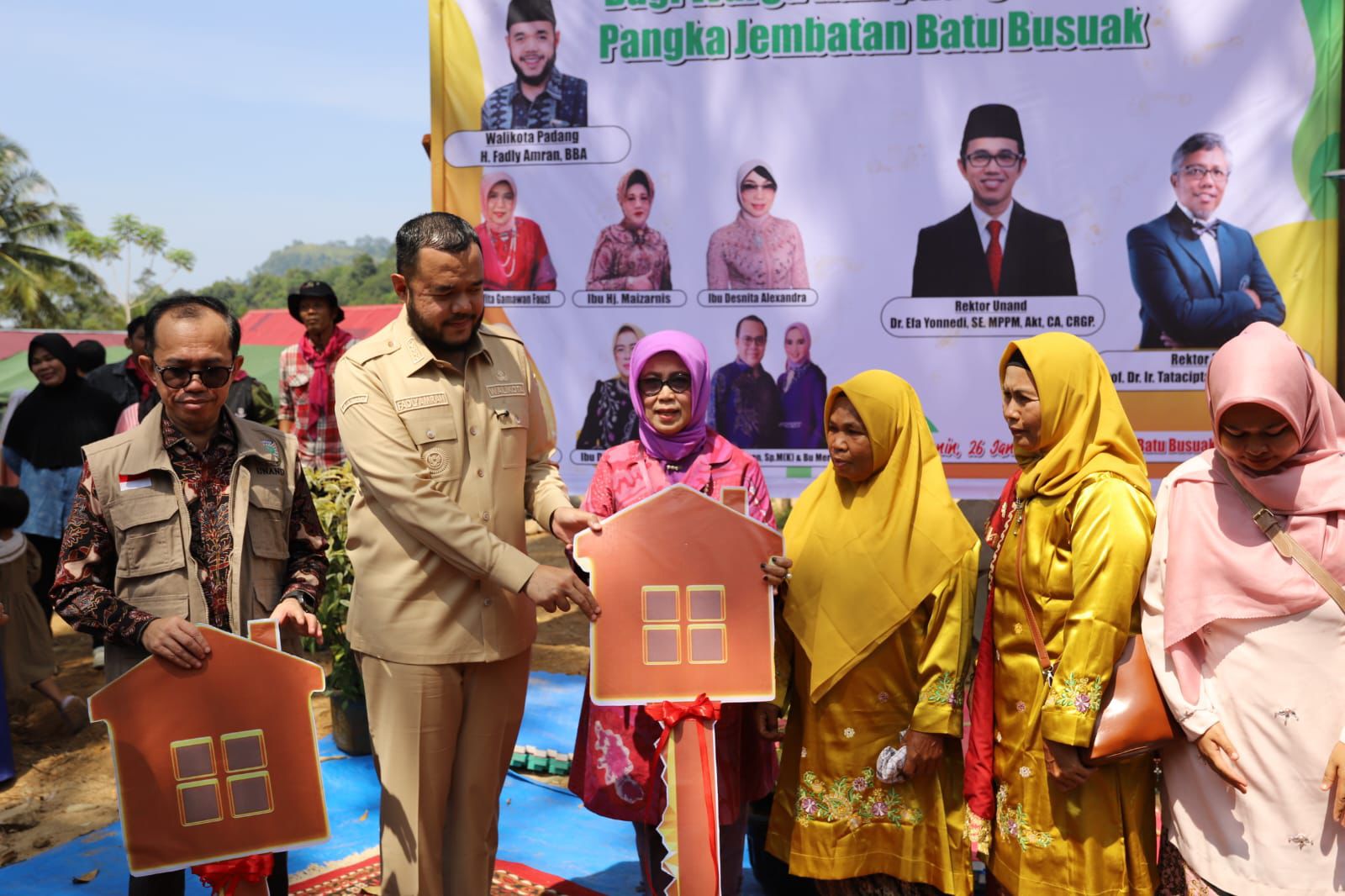 Padang Resmikan Hunian Sementara, Korban Banjir Mulai Menempati ...